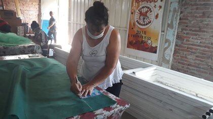 Las otras heroínas: dos agrupaciones de mujeres fabrican “barbijos ...